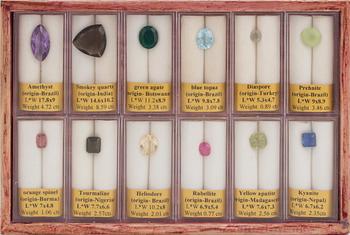 A collection of twelve gemstones. - Bukowskis