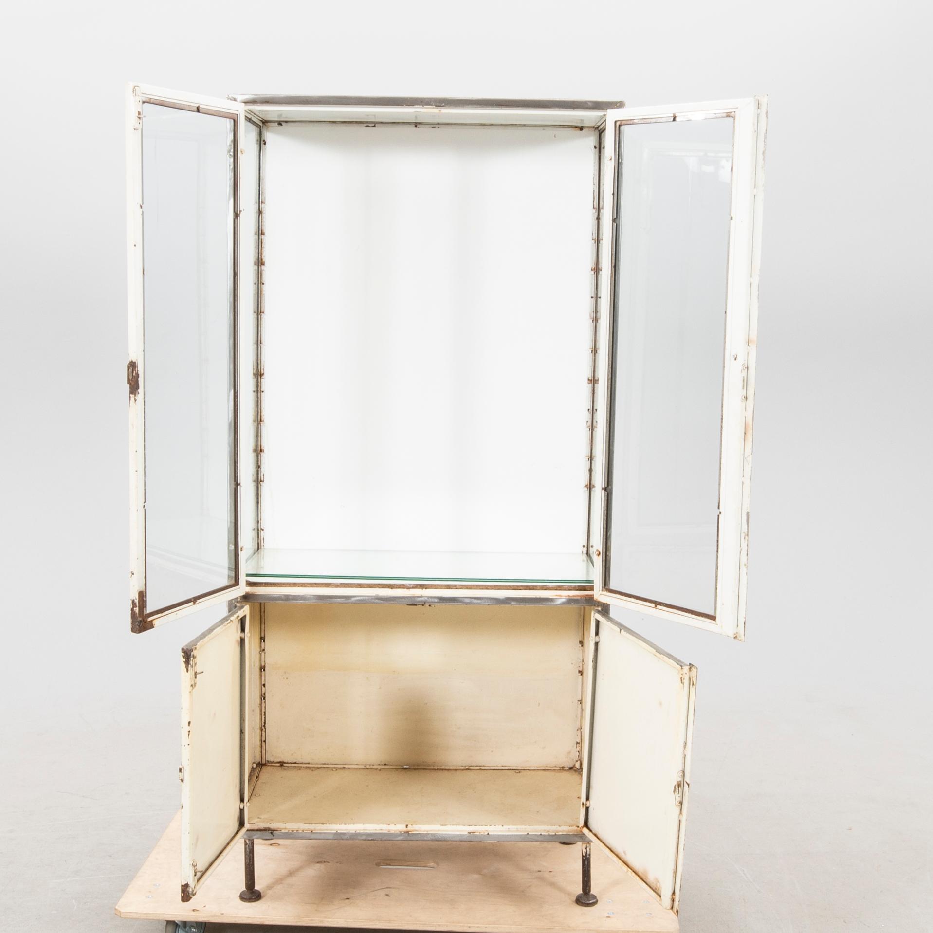 A mid 1900s European medical cabinet. - Bukowskis