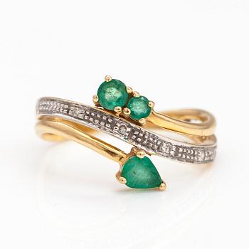 RING, 18K guld, diamanter ca 0.010 ct tot och smaragder. - Bukowskis