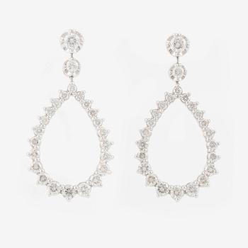 Drop-shaped earrings with brilliant-cut diamonds. - Bukowskis