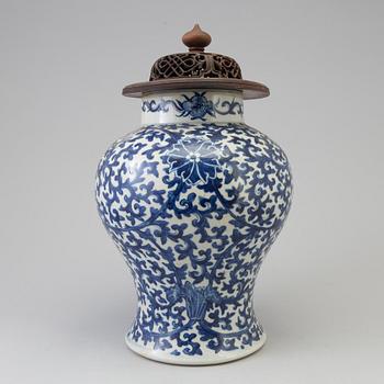 URNA med LOCK, porslin. Qingdynastin, setn 1800-tal. - Bukowskis