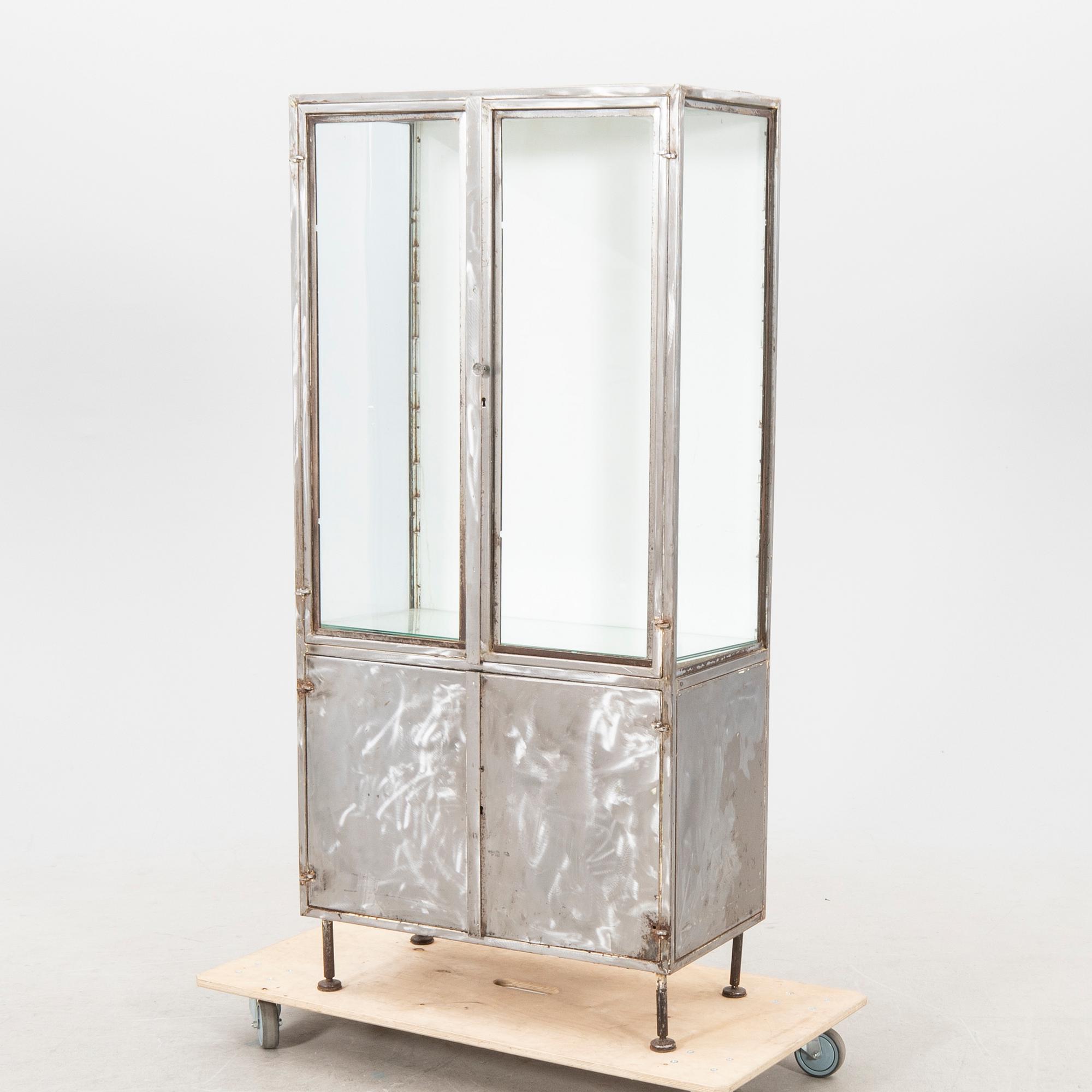 A mid 1900s European medical cabinet. - Bukowskis