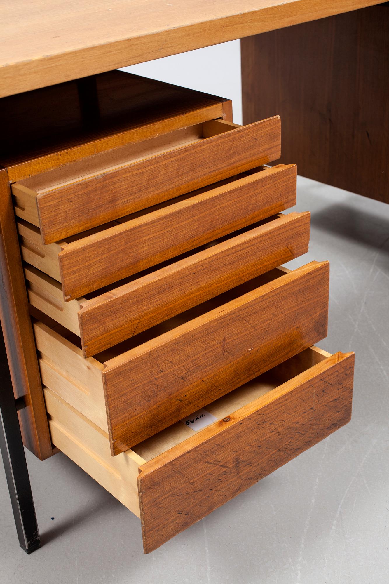 A "578-021" writing desk, designed by Florence Knoll, license made by ...