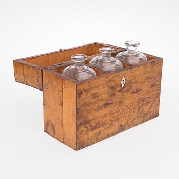 SCHATULL, 1800-tal med 3 st 1700-tals flaskor. - Bukowskis