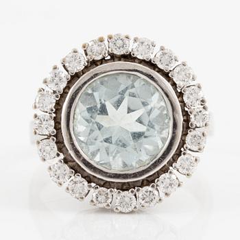 Ring 18K vitguld med en fasettslipad akvamarin och runda ...