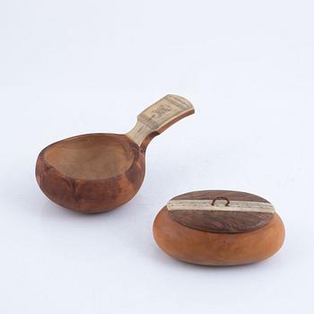 Guksi and casket, including works by Sven Erik Larsson. - Bukowskis