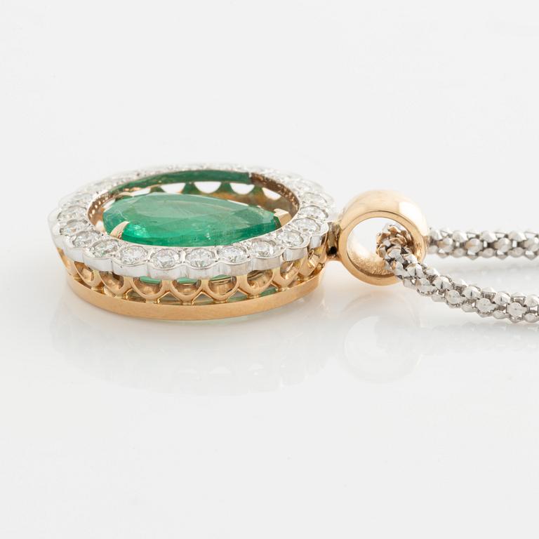 Hängsmycke 18K guld med en fasettslipad smaragd och runda briljantslipade diamanter. - Bukowskis