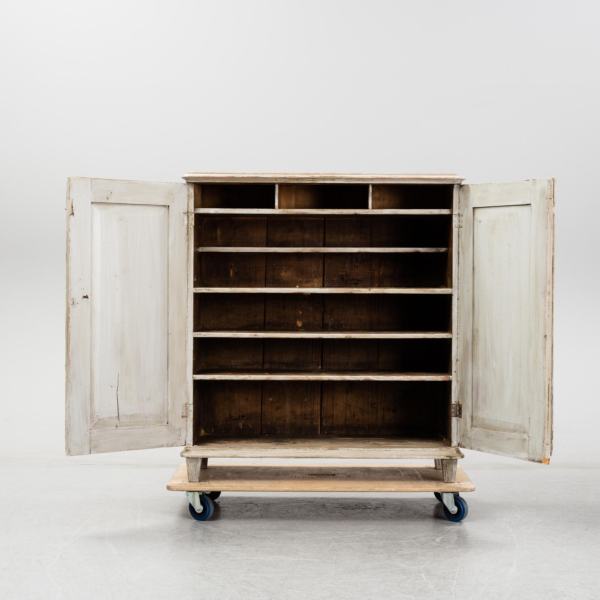 An ealry 19th Century cabinet. - Bukowskis