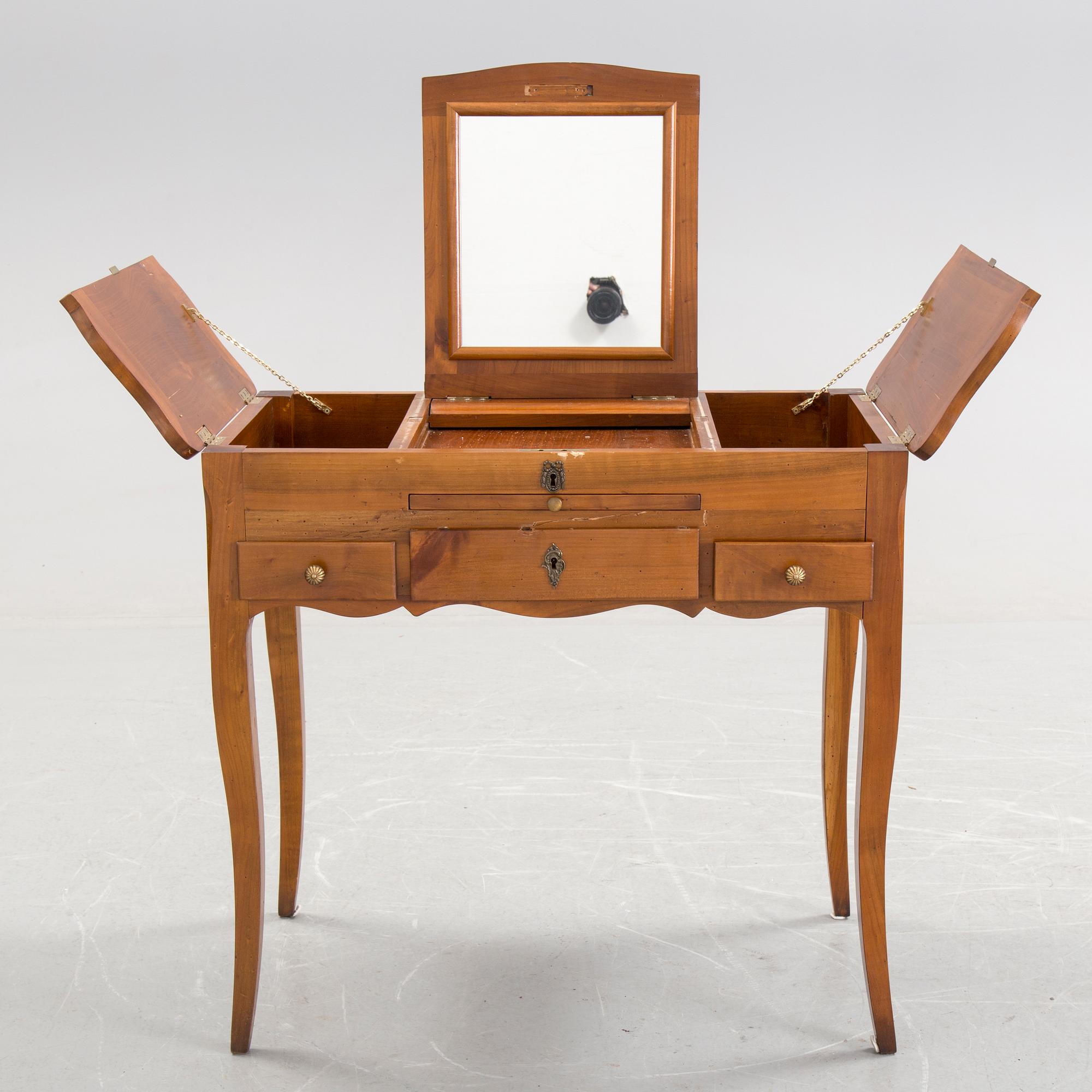antoinette dressing table