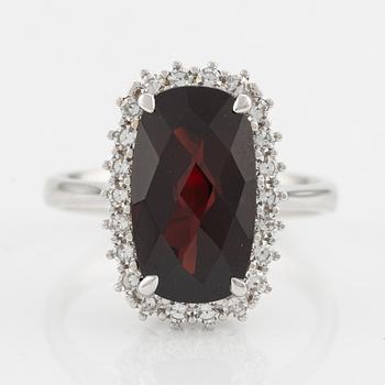 Ring in 18K gold with a checker-cut garnet and round brilliant-cut ...