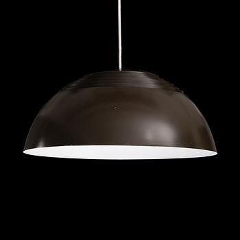 ARNE JACOBSEN, taklampa, "AJ-pendel", Louis Poulsen. Modellen formgiven ...