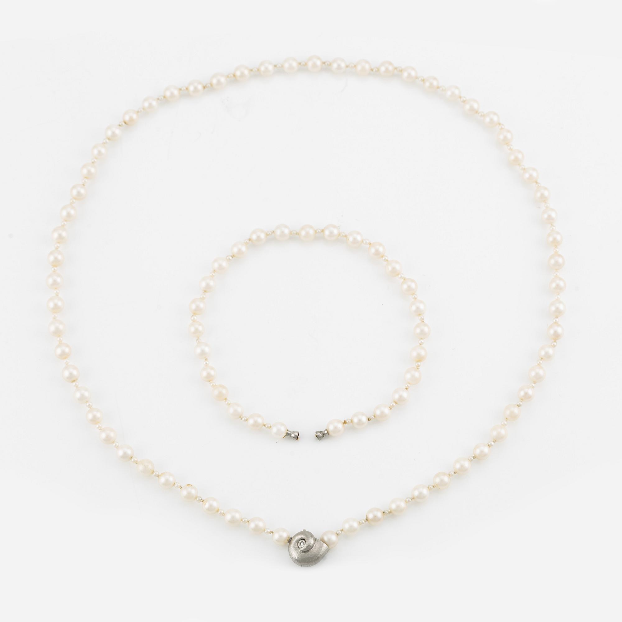 An Ole Lynggard clasp in the shape of a shell, 18K white gold with a ...