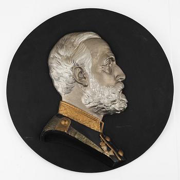 A metall wall relief, profile portrait of King Oscar II. - Bukowskis