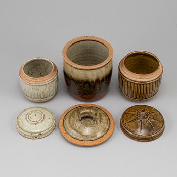 RICHARD BATTERHAM, a set of three lidded glazed ceramic pots. - Bukowskis
