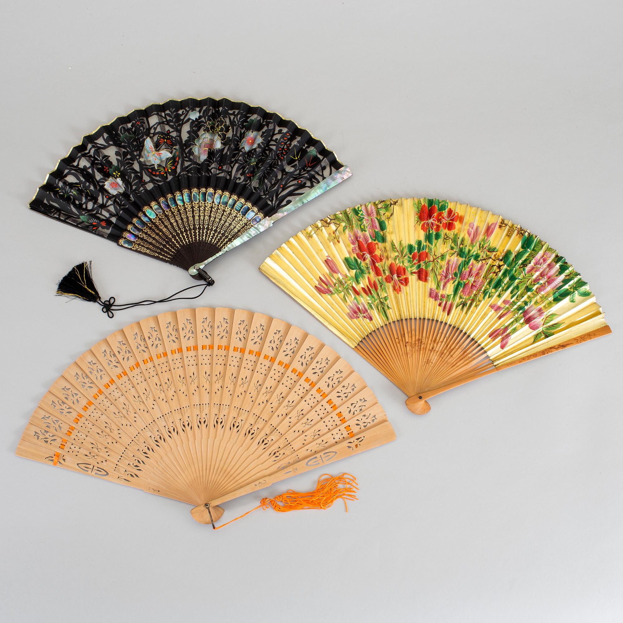 A set of three Chinese fans, early 20th Century. - Bukowskis