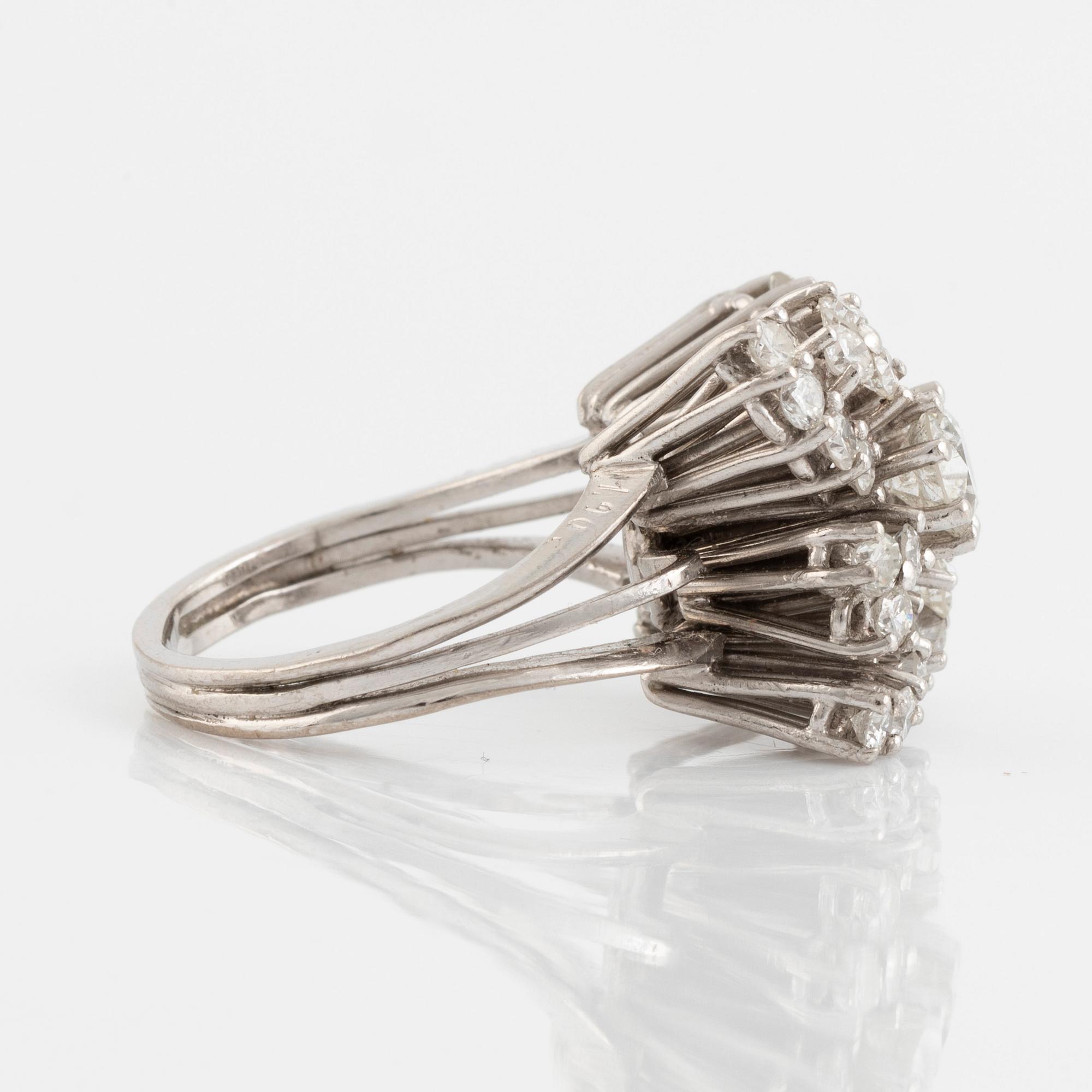 Ring med briljantslipade diamanter. - Bukowskis