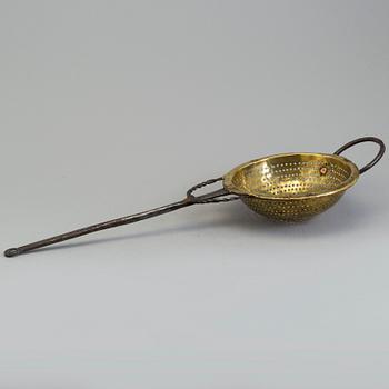 A BRASS AND IRON COLANDER, 18th century. - Bukowskis