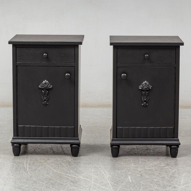 SÄNGBORD, ett par, 1900-talets första hälft. - Bukowskis