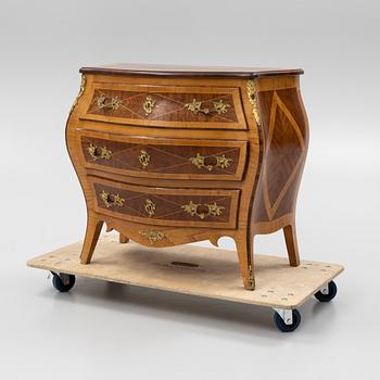 A 20th century Rococo-style chest of drawers. - Bukowskis