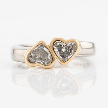 A Gaudy ring in 18K gold with two heart-shaped brilliant-cut diamonds ...