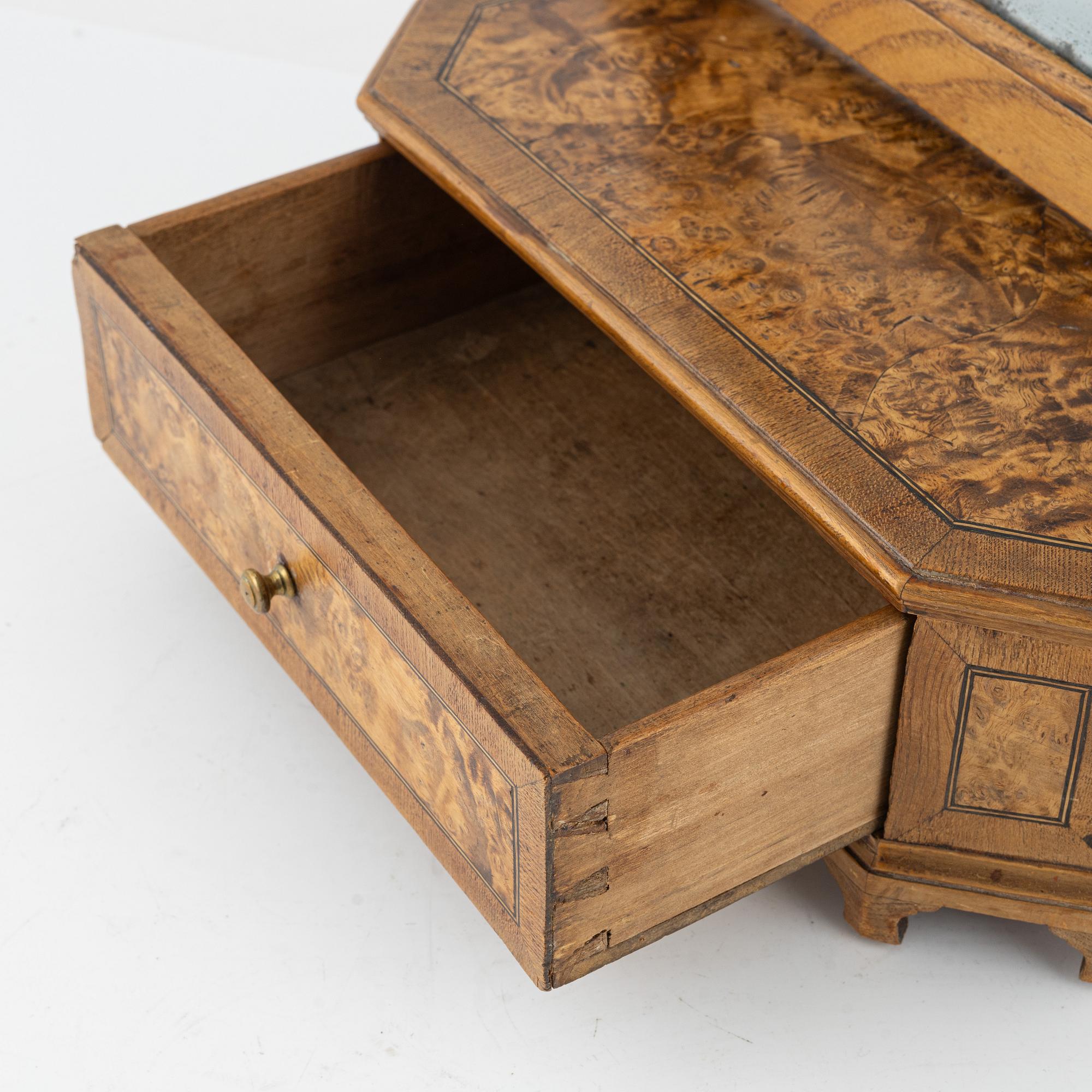 Lådspegel, gustaviansk, signerad "Fecit Olof Hallden d 1 junü 1791 ...