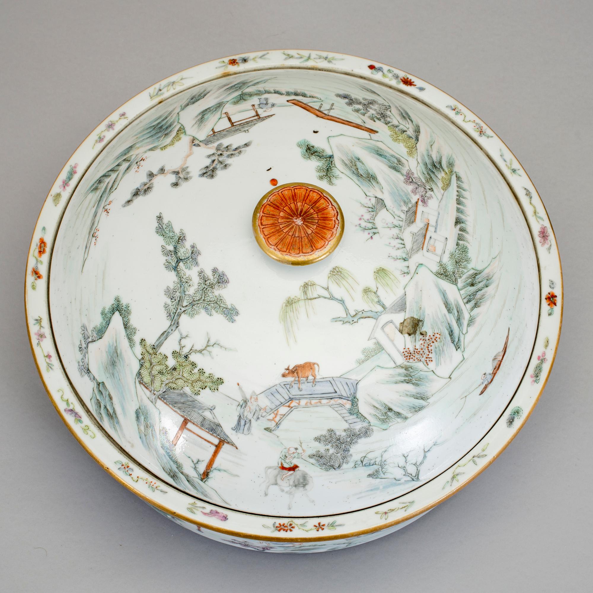 A famille rose tureen, 20th century. - Bukowskis