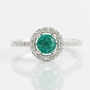 Ring med smaragd och briljantslipade diamanter. - Bukowskis