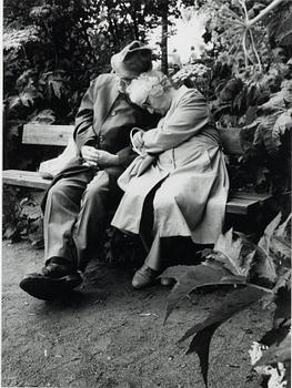 Ragnhild Haarstad, "Äldre par i Rålambshovsparken 19/6 1981". - Bukowskis