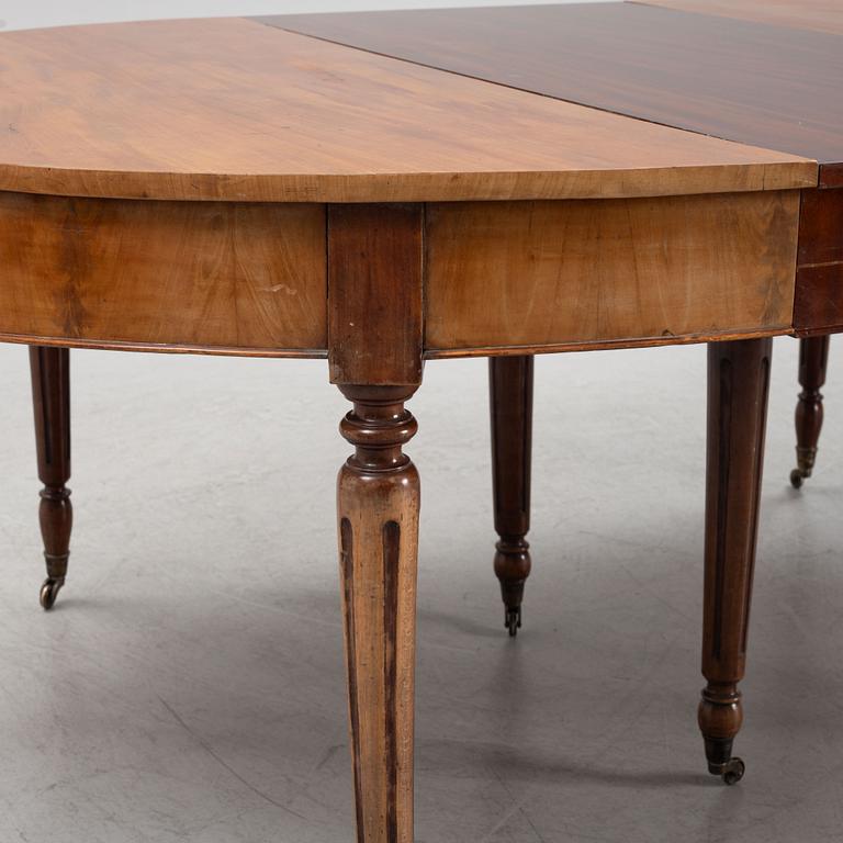 A round mahogany veneered dining table, end of the 19th Century ...