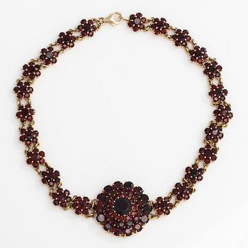 An 18K gold necklace with facet-cut garnets, - Bukowskis