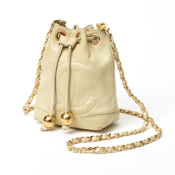 A 1980s cream colored shoulder bag by Chanel. - Bukowskis