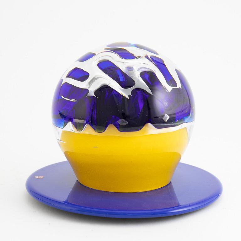 Lars Hellsten, a signed glass sculpture. Orrefors. - Bukowskis