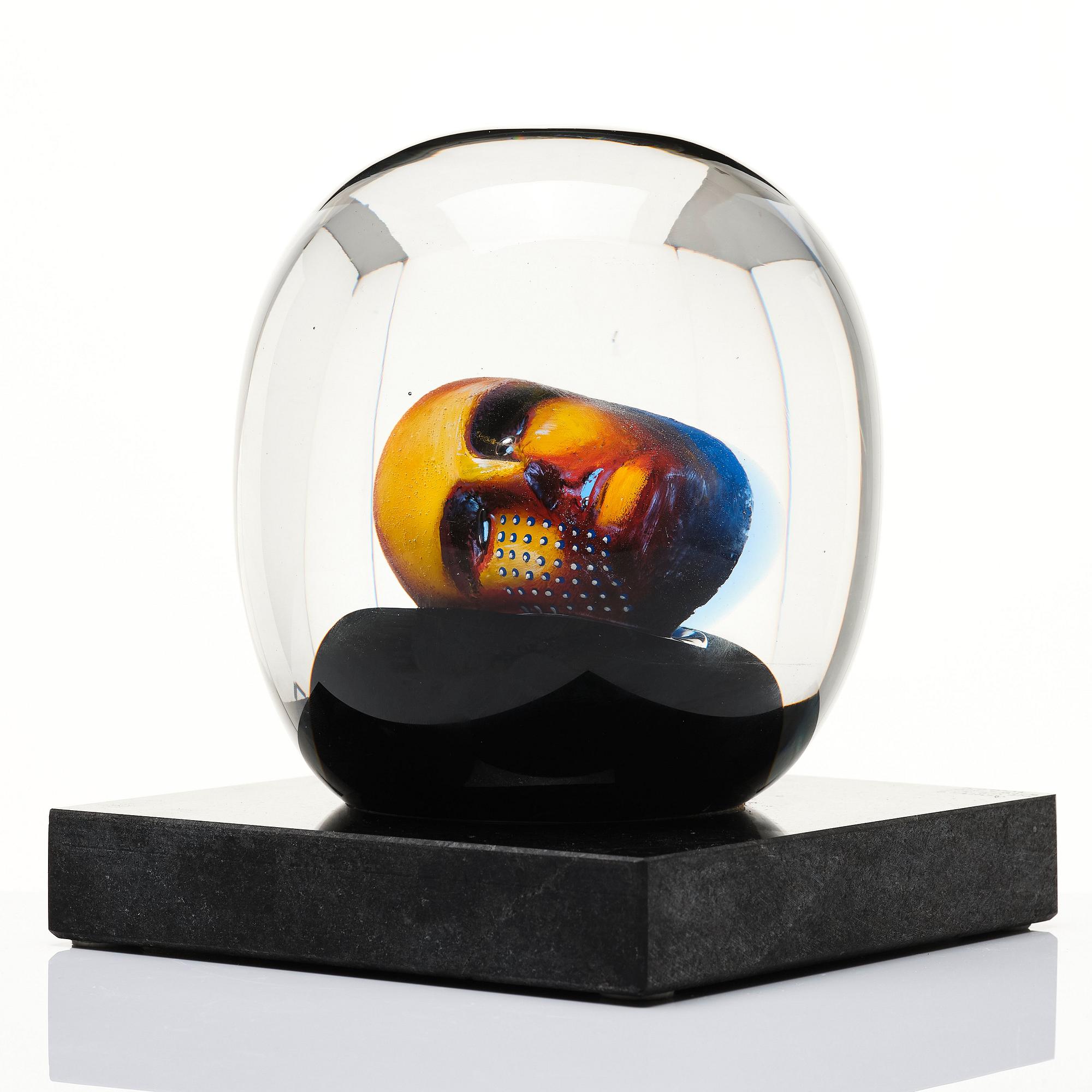 Bertil Vallien, skulptur, huvud i glasglob, Kosta Boda, ed 200. - Bukowskis