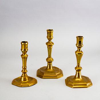 LJUSSTAKAR, 3 st mässing, senbarock, 1700-tal. - Bukowskis