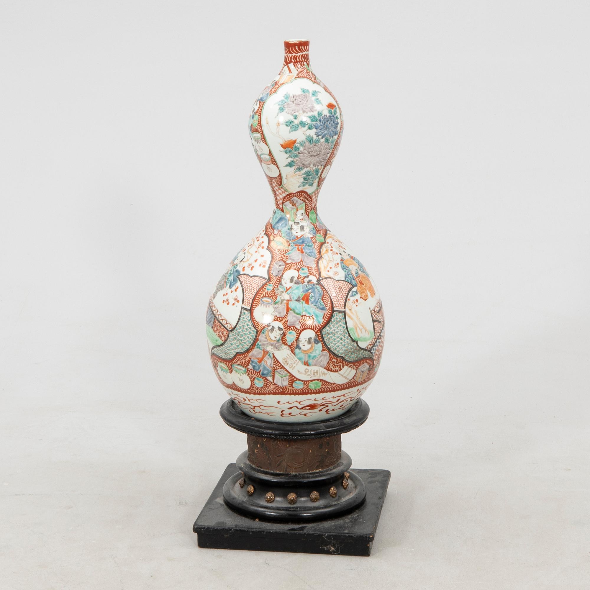 Vas Japan, sent 1800-tal porslin. - Bukowskis