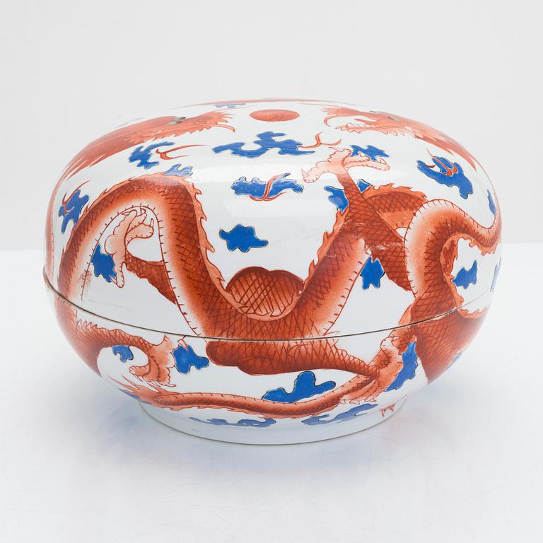 Kulho kannella, posliinia, Kiina, 1900-luku. - Bukowskis