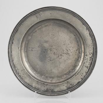 An English pewter charger, first part 18th century. - Bukowskis