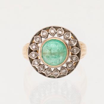 Ring 18K guld med cabochonslipad smaragd samt enkelslipade diamanter, troligen Lawepe Weinitz ...