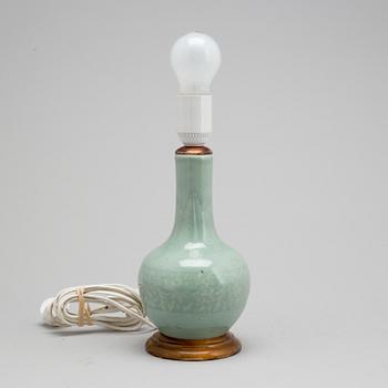 A Chinese celadon-glazed vase, early 20th century. - Bukowskis