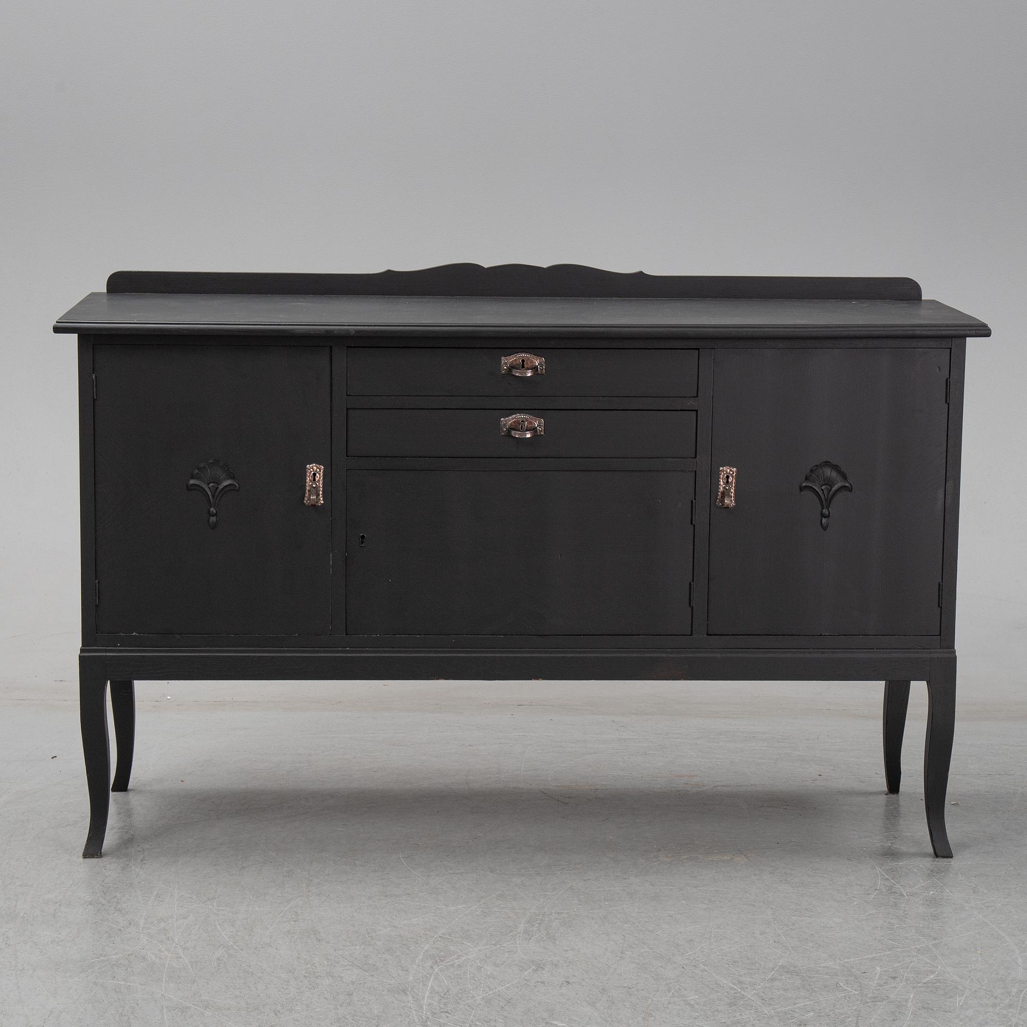 A 1930's painted sideboard. - Bukowskis