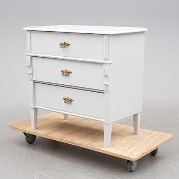 A pinted pine chest of drawers, circa 1900. - Bukowskis