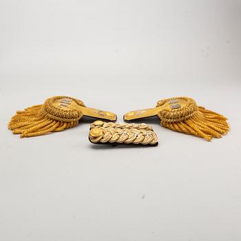 A piar of Swedish epaulettes and a pair of collarbones, box. - Bukowskis