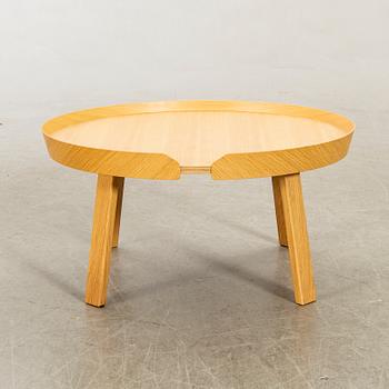 Thomas Bentzen, bord "Around coffee table" för Muuto 2000-tal samt puff ...