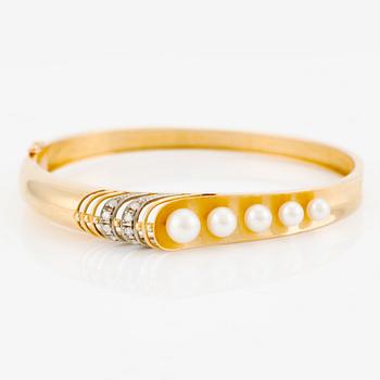 Bangle, 18K gold with pearls and small octagon-cut diamonds. - Bukowskis