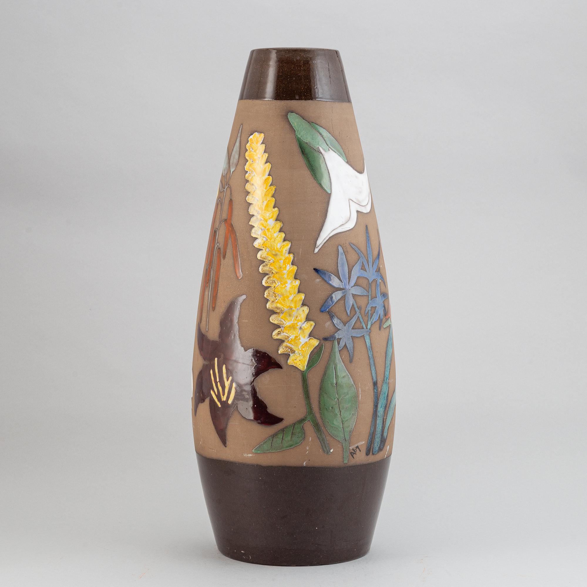 Ingrid Atterberg, an earthenware vase, Upsala Ekeby. - Bukowskis