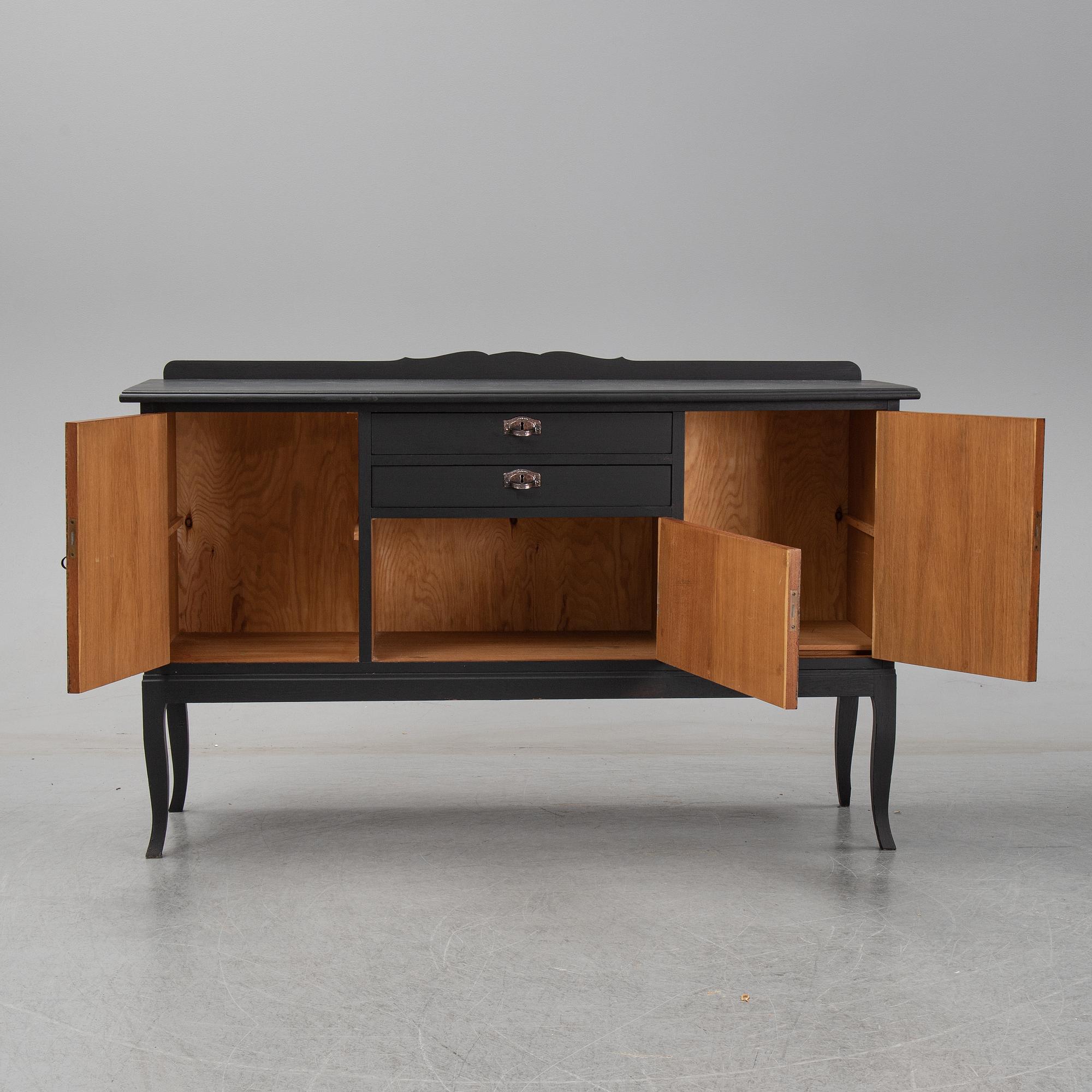 A 1930's painted sideboard. - Bukowskis