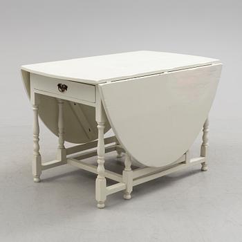 A Swedish country style painted 19th century flap table. - Bukowskis