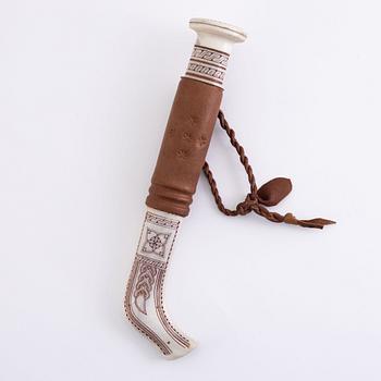 Halvhornskniv, av Ingvar Holmberg i Abborträsk, signerad. - Bukowskis