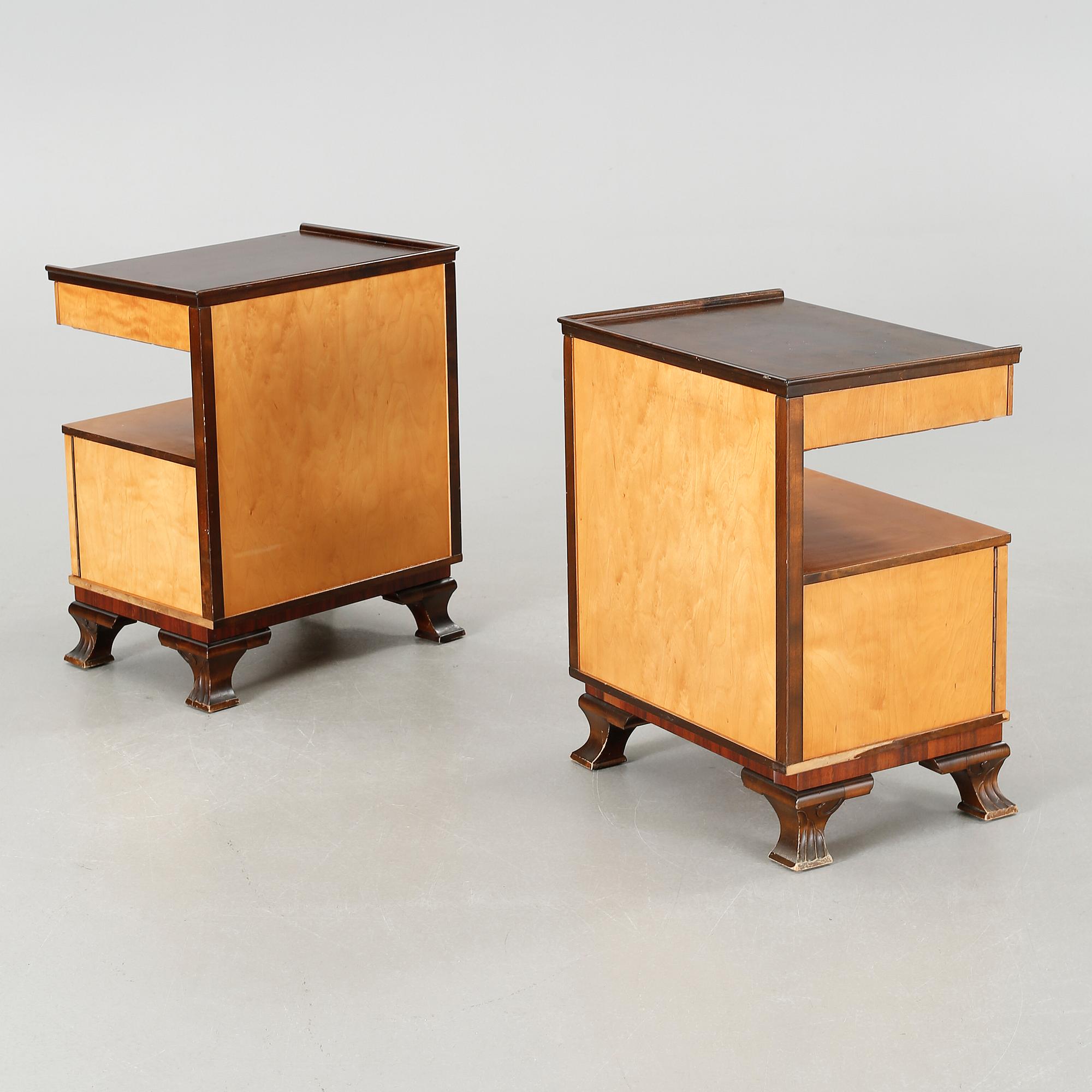 A pair of bedside tables, first half of the 20th century. - Bukowskis