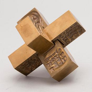 A bronze sculpture / medal by Laila Pullinen signed LP, numbered 2871. - Bukowskis